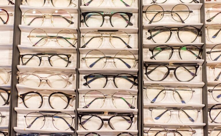 Are Clear Glasses In Style In [year]? A Fashion Expert's Opinion